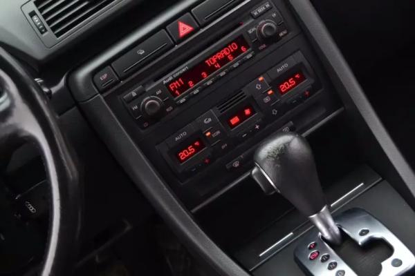 Melns Audi A4 2004 Jēkabpils, ar dzinēja tilpumu 1.90 L un nobraukumu 272 tūkst. km par 3500 €, foto 10 vietnē AUTOMOTO.COM.LV