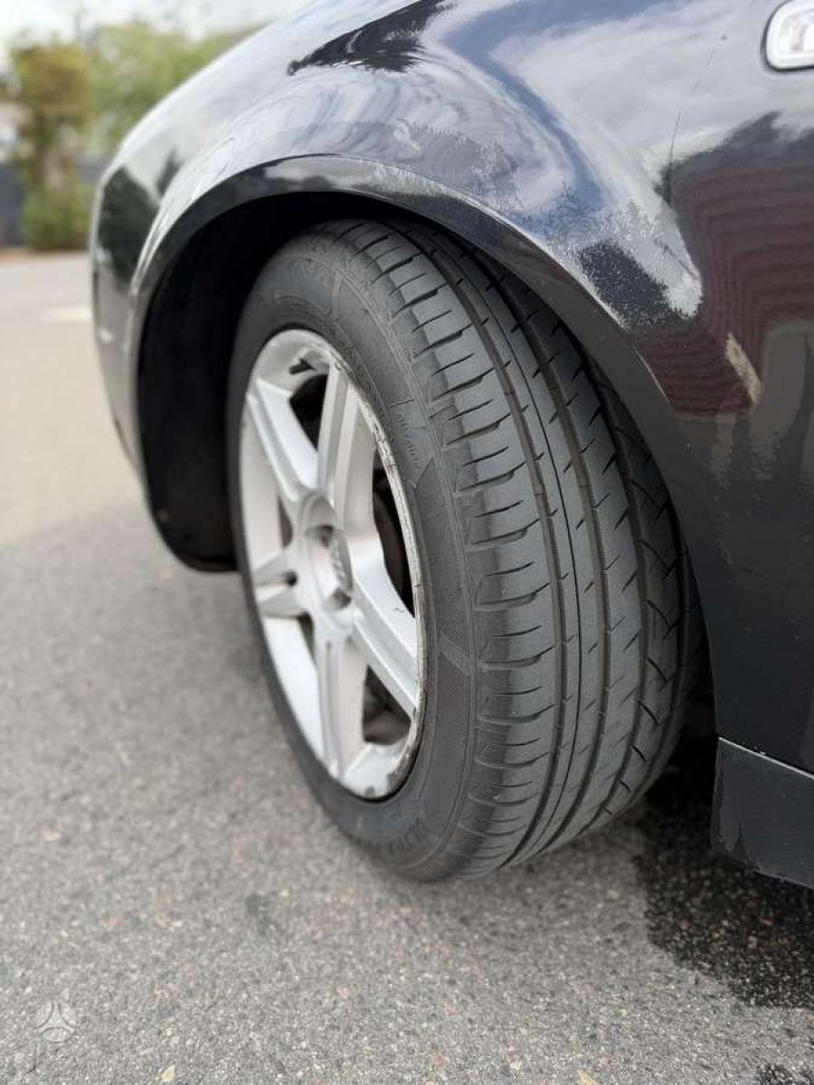 Melns Audi A4 2004 Kauņa, ar dzinēja tilpumu 2.50 L un nobraukumu 322 tūkst. km par 2250 €, foto 12 vietnē AUTOMOTO.COM.LV