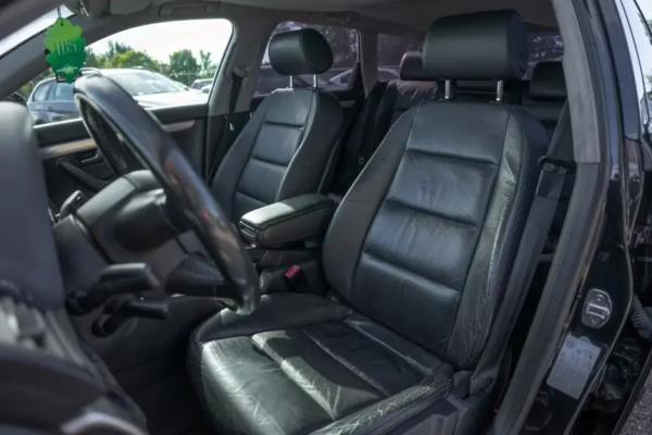 Black Audi A4 2005 in Liepaja, with an engine capacity of 3.00 L and mileage of 301 thousand km for 4850 €, photo 8 on AUTOMOTO.COM.LV