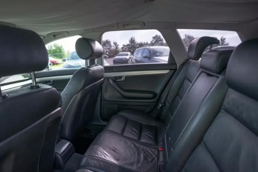 Melns Audi A4 2005 Liepāja, ar dzinēja tilpumu 3.00 L un nobraukumu 301 tūkst. km par 4850 €, foto 10 vietnē AUTOMOTO.COM.LV