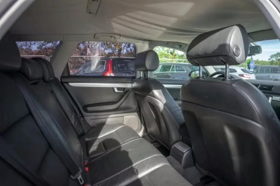 Melns Audi A4 2005 Liepāja, ar dzinēja tilpumu 3.00 L un nobraukumu 301 tūkst. km par 4850 €, foto 12 vietnē AUTOMOTO.COM.LV