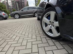 Black Audi A4 2005 in Riga, with an engine capacity of 3.00 L and mileage of 340 thousand km for 2990 €, photo 3 on AUTOMOTO.COM.LV