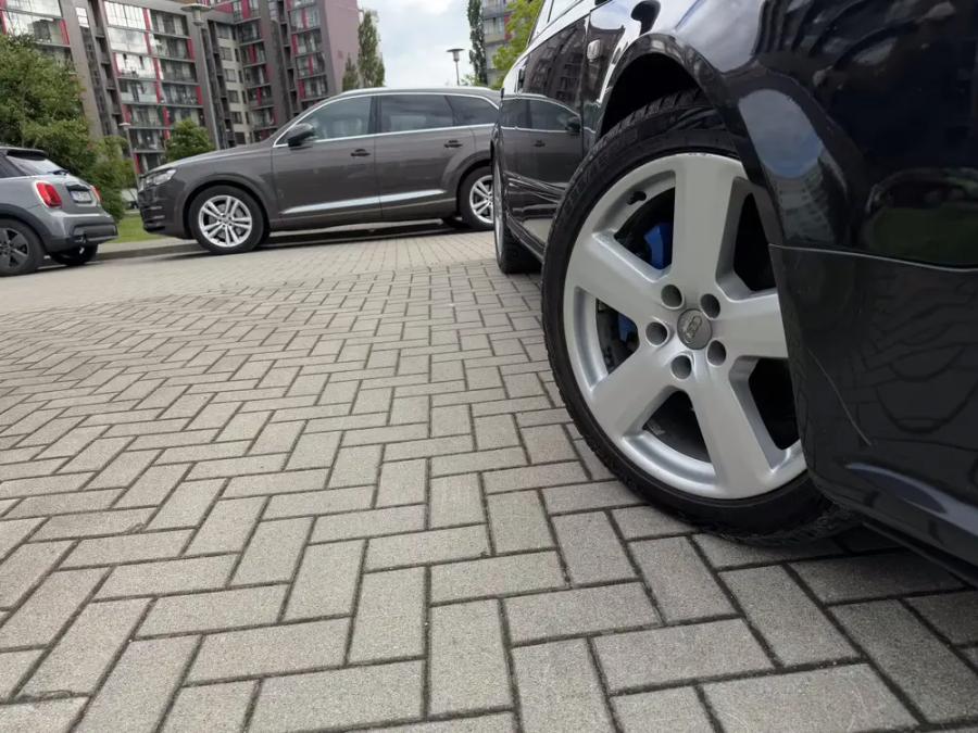 Black Audi A4 2005 in Riga, with an engine capacity of 3.00 L and mileage of 340 thousand km for 2990 €, photo 3 on AUTOMOTO.COM.LV