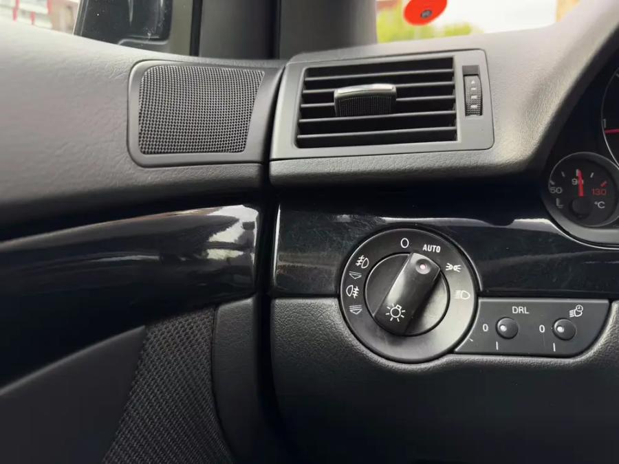 Black Audi A4 2005 in Riga, with an engine capacity of 3.00 L and mileage of 340 thousand km for 2990 €, photo 32 on AUTOMOTO.COM.LV