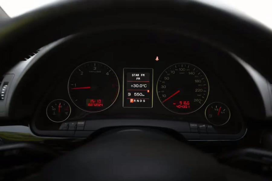 Black Audi A4 2006 in Jelgava, with an engine capacity of 2.70 L and mileage of 404 thousand km for 3900 €, photo 12 on AUTOMOTO.COM.LV