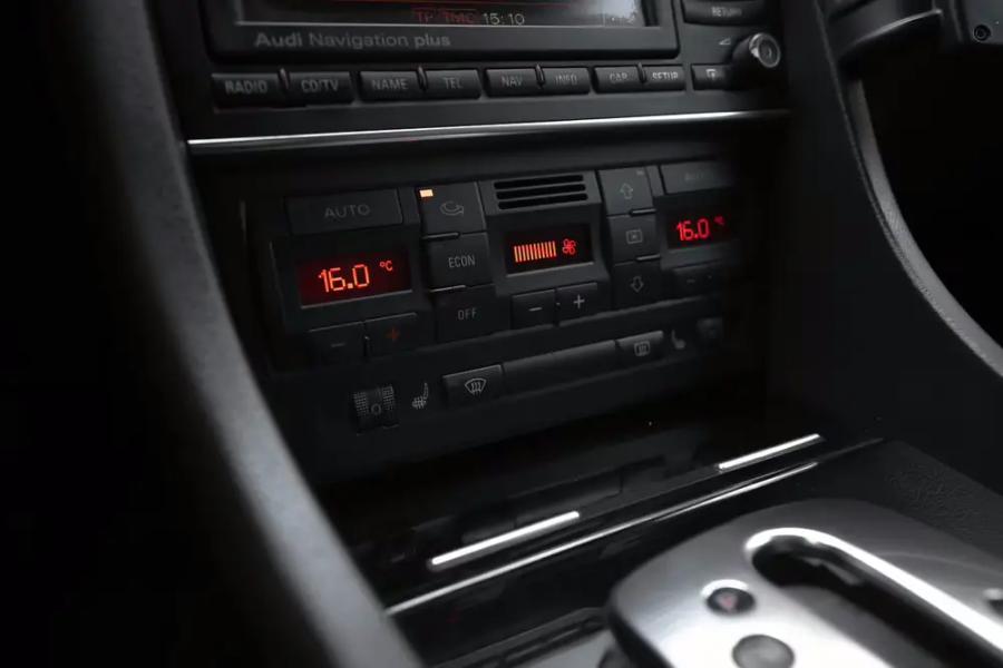 Black Audi A4 2006 in Jelgava, with an engine capacity of 2.70 L and mileage of 404 thousand km for 3900 €, photo 15 on AUTOMOTO.COM.LV