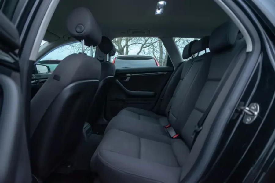 Black Audi A4 2006 in Liepaja, with an engine capacity of 2.00 L and mileage of 302 thousand km for 3800 €, photo 9 on AUTOMOTO.COM.LV