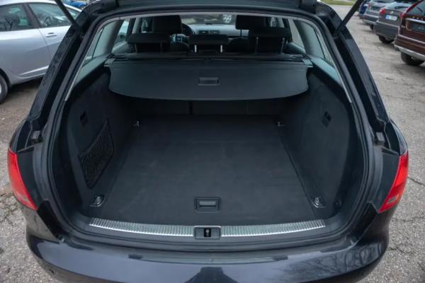 Black Audi A4 2006 in Liepaja, with an engine capacity of 2.00 L and mileage of 302 thousand km for 3800 €, photo 9 on AUTOMOTO.COM.LV