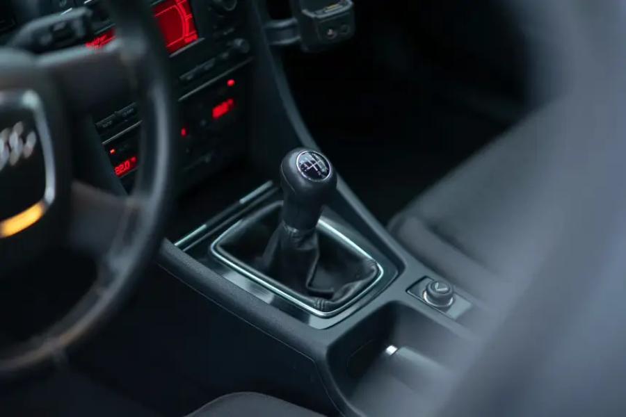 Black Audi A4 2006 in Liepaja, with an engine capacity of 2.00 L and mileage of 302 thousand km for 3800 €, photo 15 on AUTOMOTO.COM.LV