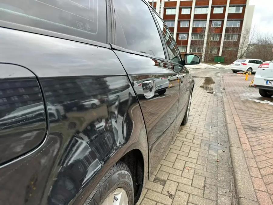 Black Audi A4 2006 in Riga, with an engine capacity of 2.00 L and mileage of 284 thousand km for 2990 €, photo 5 on AUTOMOTO.COM.LV