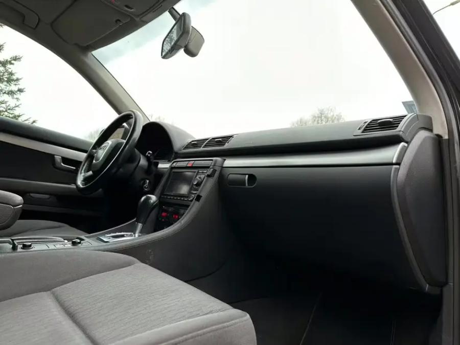 Black Audi A4 2006 in Riga, with an engine capacity of 2.00 L and mileage of 284 thousand km for 2990 €, photo 11 on AUTOMOTO.COM.LV