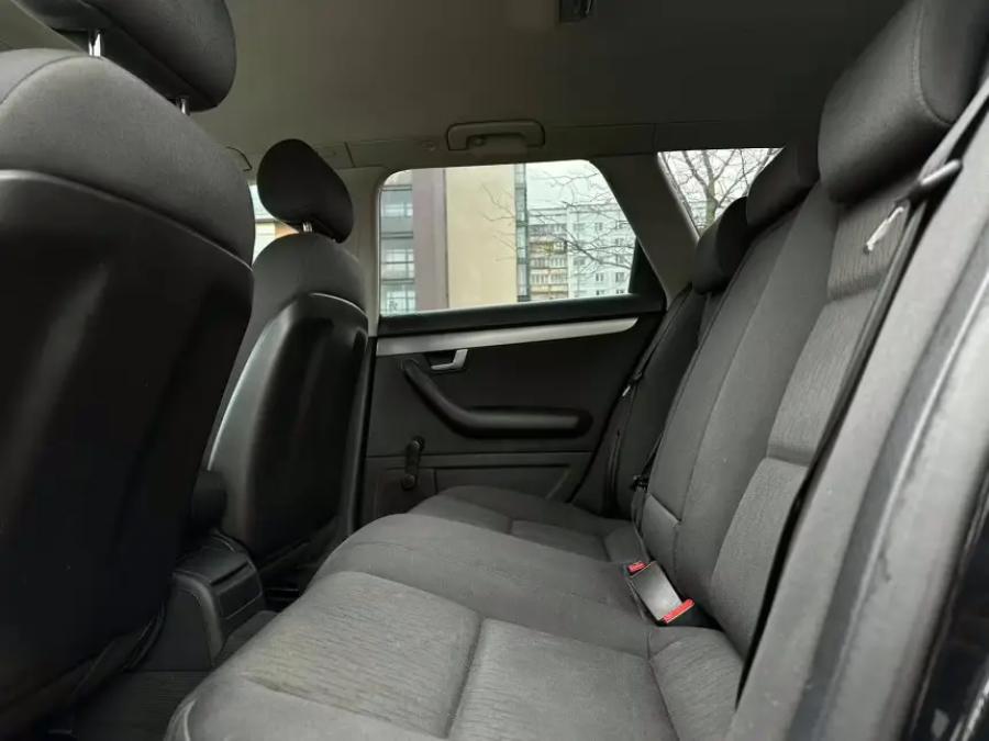 Black Audi A4 2006 in Riga, with an engine capacity of 2.00 L and mileage of 284 thousand km for 2990 €, photo 12 on AUTOMOTO.COM.LV
