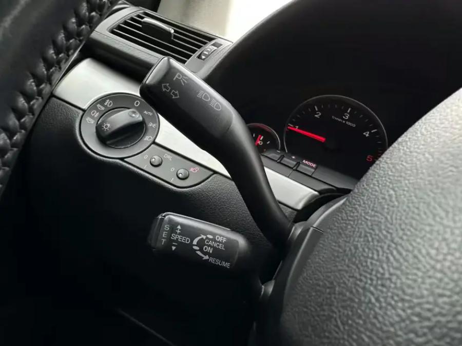 Black Audi A4 2006 in Riga, with an engine capacity of 2.00 L and mileage of 284 thousand km for 2990 €, photo 13 on AUTOMOTO.COM.LV