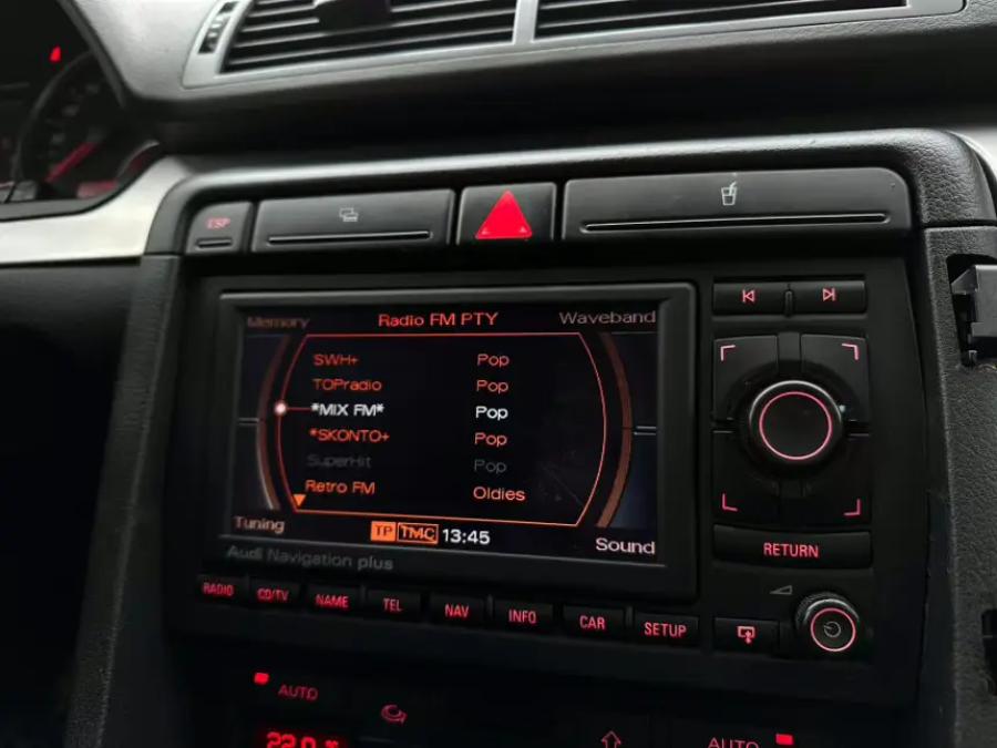 Black Audi A4 2006 in Riga, with an engine capacity of 2.00 L and mileage of 284 thousand km for 2990 €, photo 17 on AUTOMOTO.COM.LV