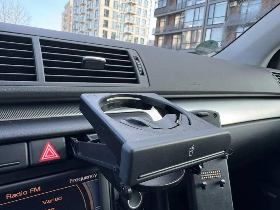 Black Audi A4 2006 in Riga, with an engine capacity of 3.00 L and mileage of 269 thousand km for 3490 €, photo 21 on AUTOMOTO.COM.LV