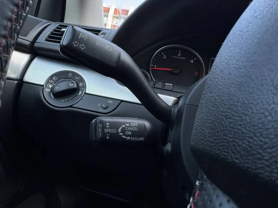 Black Audi A4 2006 in Riga, with an engine capacity of 3.00 L and mileage of 269 thousand km for 3490 €, photo 22 on AUTOMOTO.COM.LV