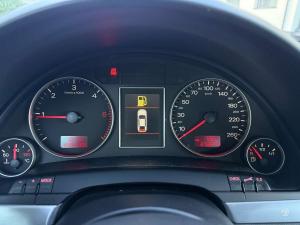Melns Audi A4 2006 Kauņa, ar dzinēja tilpumu 1.90 L un nobraukumu 270 tūkst. km par 2390 €, foto 30 vietnē AUTOMOTO.COM.LV