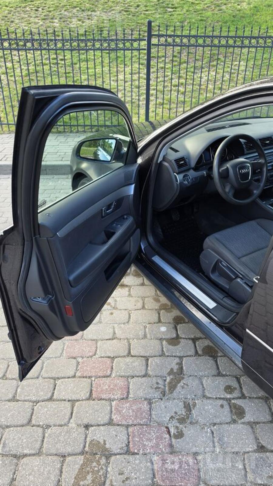Black Audi A4 2006 in Valmiera, with an engine capacity of 2.00 L and mileage of 318 thousand km for 2200 €, photo 10 on AUTOMOTO.COM.LV
