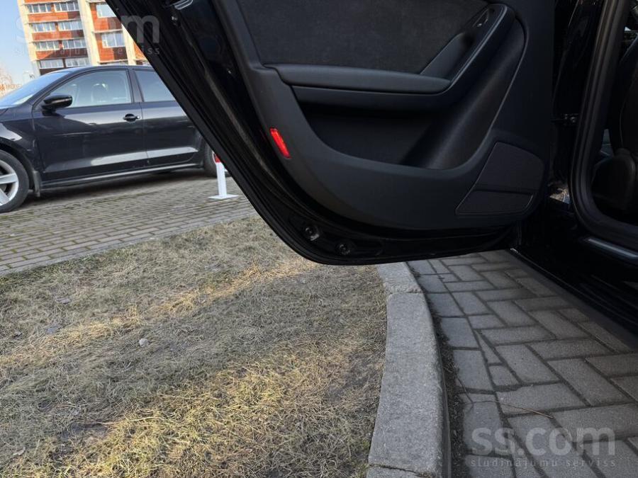 Black Audi A4 2008 in Riga, with an engine capacity of 2.00 L and mileage of 273 thousand km for 5990 €, photo 11 on AUTOMOTO.COM.LV