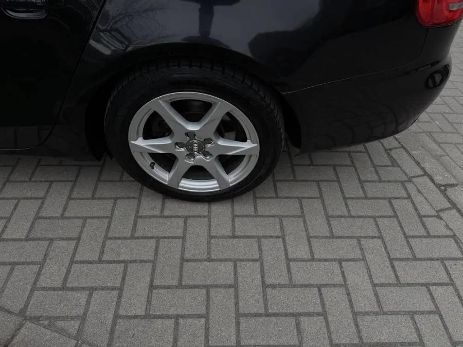 Black Audi A4 2008 in Riga, with an engine capacity of 2.00 L and mileage of 376 thousand km for 4690 €, photo 12 on AUTOMOTO.COM.LV