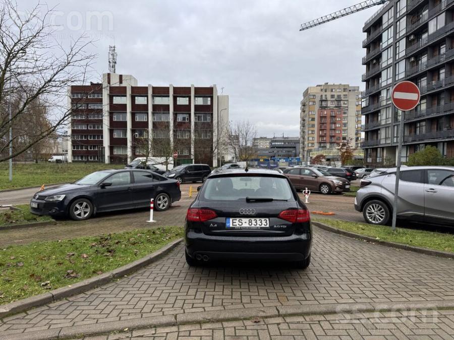 Black Audi A4 2009 in Riga, with an engine capacity of 2.00 L and mileage of 285 thousand km for 3990 €, photo 5 on AUTOMOTO.COM.LV