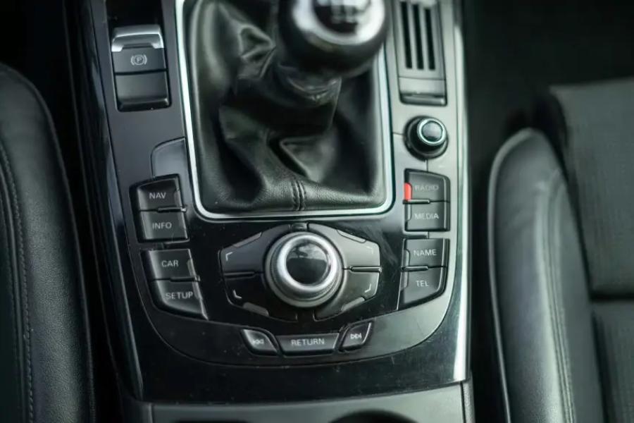 Melns Audi A4 2009 Liepāja, ar dzinēja tilpumu 2.00 L un nobraukumu 267 tūkst. km par 7500 €, foto 18 vietnē AUTOMOTO.COM.LV