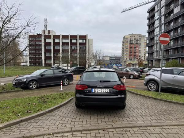Black Audi A4 2009 in Riga, with an engine capacity of 2.00 L and mileage of 285 thousand km for 3990 €, photo 4 on AUTOMOTO.COM.LV