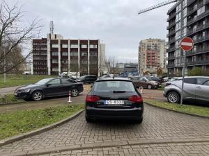 Black Audi A4 2009 in Riga, with an engine capacity of 2.00 L and mileage of 285 thousand km for 3990 €, photo 5 on AUTOMOTO.COM.LV