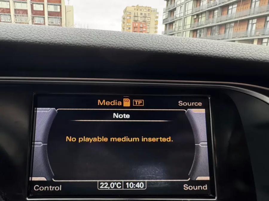 Black Audi A4 2009 in Riga, with an engine capacity of 2.00 L and mileage of 285 thousand km for 3990 €, photo 12 on AUTOMOTO.COM.LV