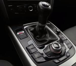 Black Audi A4 2009 in Riga, with an engine capacity of 2.00 L and mileage of 285 thousand km for 3990 €, photo 16 on AUTOMOTO.COM.LV
