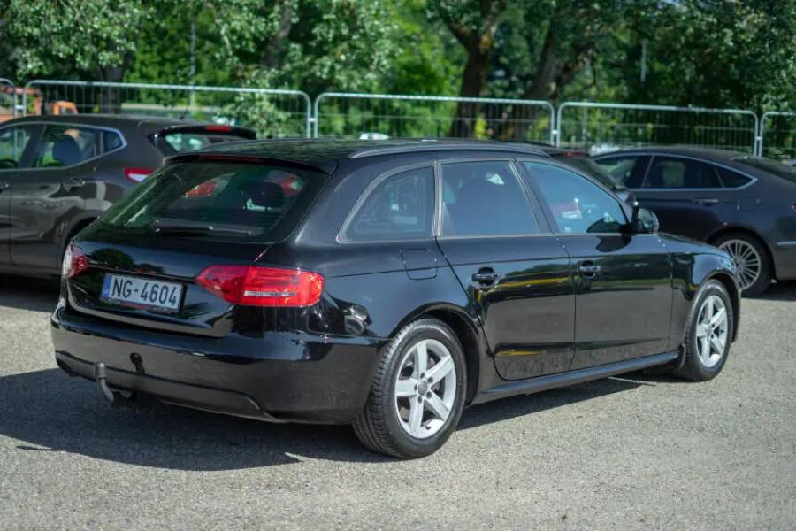 Melns Audi A4 2009 Grobiņa, ar dzinēja tilpumu 2.00 L un nobraukumu 400 tūkst. km par 5200 €, foto 7 vietnē AUTOMOTO.COM.LV