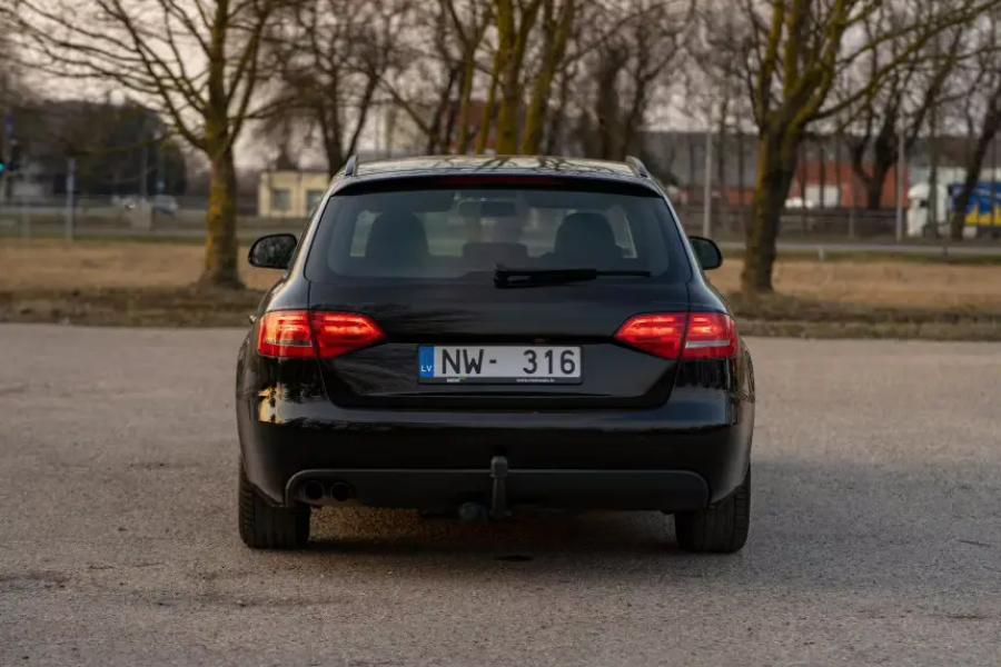 Black Audi A4 2009 in Liepaja, with an engine capacity of 2.00 L and mileage of 405 thousand km for 4900 €, photo 4 on AUTOMOTO.COM.LV