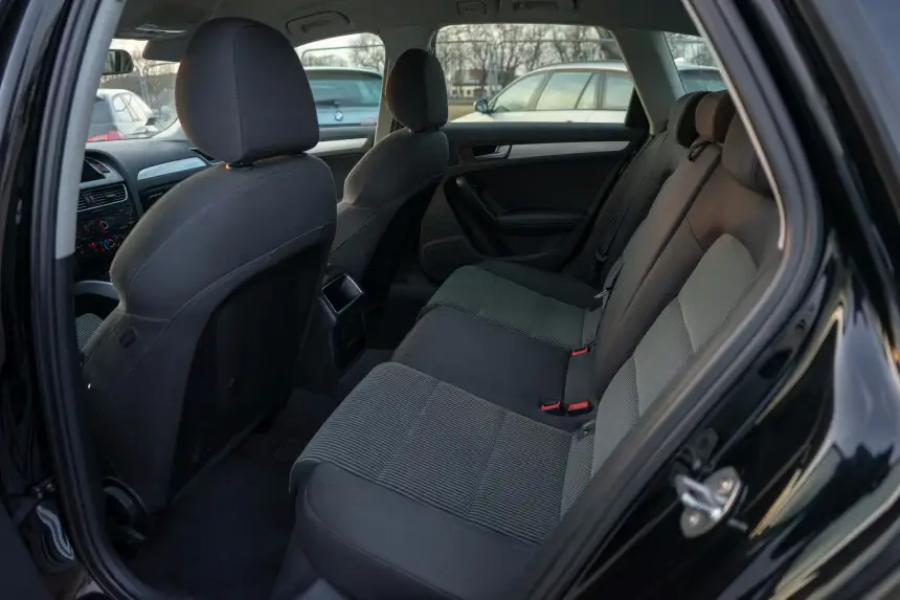 Black Audi A4 2009 in Liepaja, with an engine capacity of 2.00 L and mileage of 405 thousand km for 4900 €, photo 10 on AUTOMOTO.COM.LV