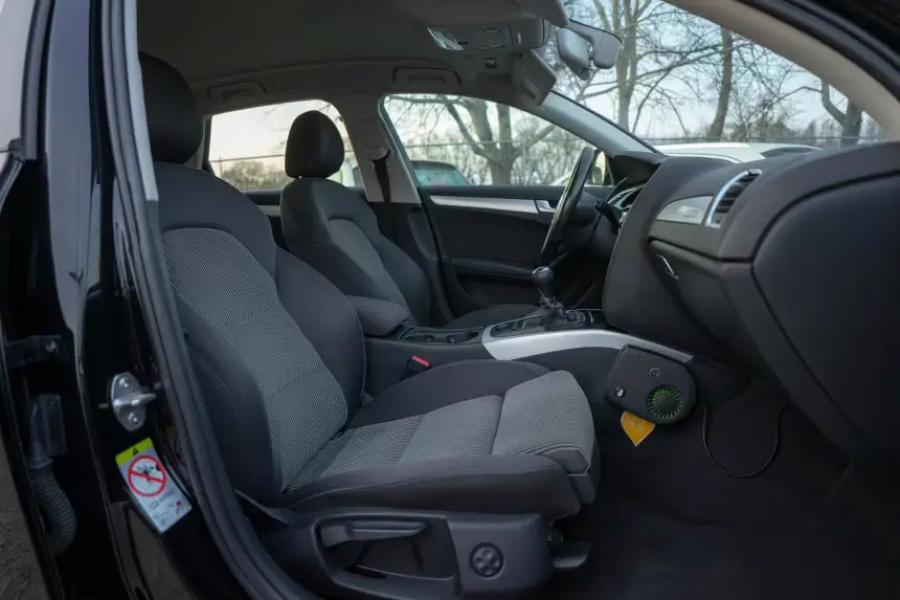 Black Audi A4 2009 in Liepaja, with an engine capacity of 2.00 L and mileage of 405 thousand km for 4900 €, photo 13 on AUTOMOTO.COM.LV