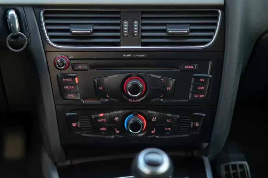 Black Audi A4 2009 in Liepaja, with an engine capacity of 2.00 L and mileage of 405 thousand km for 4900 €, photo 15 on AUTOMOTO.COM.LV