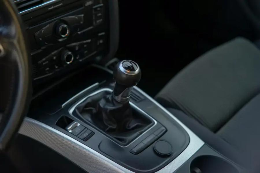 Black Audi A4 2009 in Liepaja, with an engine capacity of 2.00 L and mileage of 405 thousand km for 4900 €, photo 16 on AUTOMOTO.COM.LV