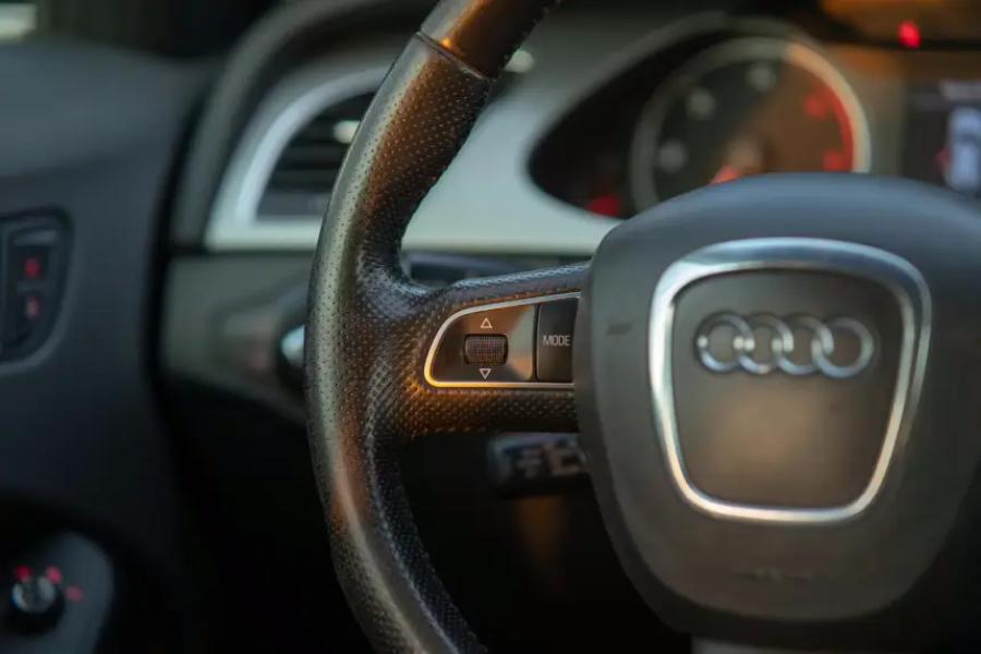 Black Audi A4 2009 in Liepaja, with an engine capacity of 2.00 L and mileage of 405 thousand km for 4900 €, photo 19 on AUTOMOTO.COM.LV