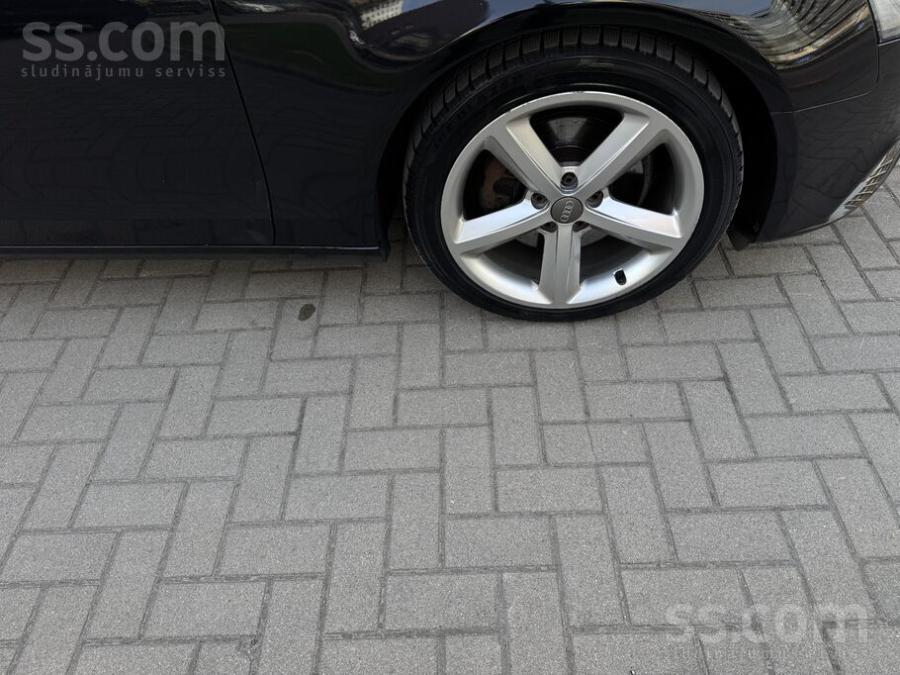 Black Audi A4 2010 in Riga, with an engine capacity of 2.00 L and mileage of 374 thousand km for 4990 €, photo 11 on AUTOMOTO.COM.LV