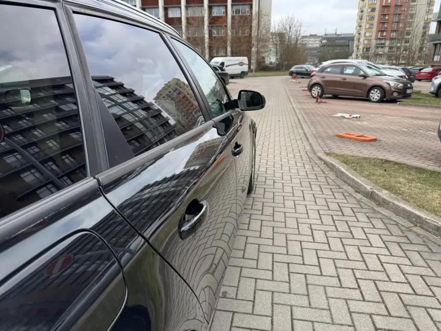 Black Audi A4 2010 in Riga, with an engine capacity of 2.00 L and mileage of 355 thousand km for 5390 €, photo 12 on AUTOMOTO.COM.LV