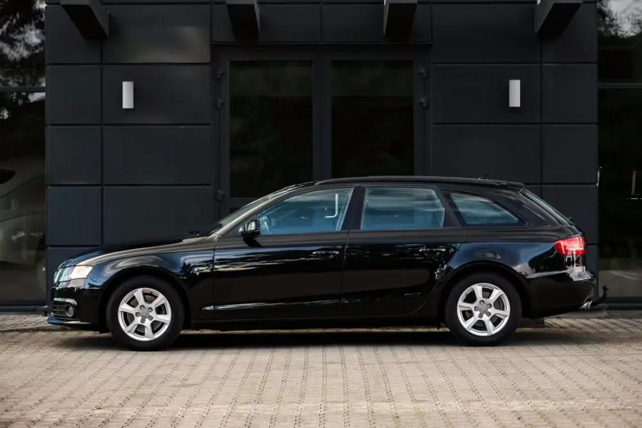Black Audi A4 2010 in Jelgava, with an engine capacity of 2.00 L and mileage of 333 thousand km for 6350 €, photo 12 on AUTOMOTO.COM.LV