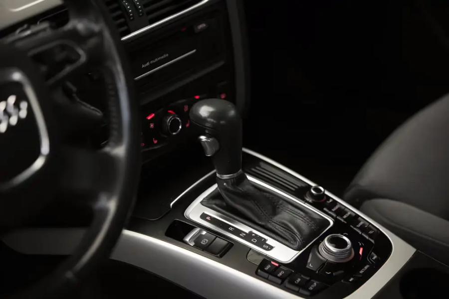 Black Audi A4 2010 in Jelgava, with an engine capacity of 2.00 L and mileage of 333 thousand km for 6350 €, photo 16 on AUTOMOTO.COM.LV