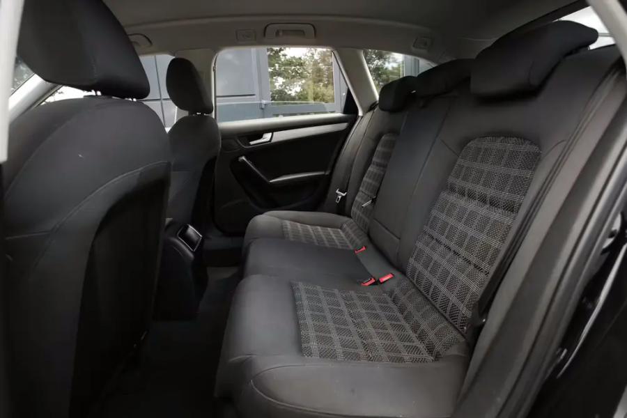 Black Audi A4 2010 in Jelgava, with an engine capacity of 2.00 L and mileage of 333 thousand km for 6350 €, photo 17 on AUTOMOTO.COM.LV
