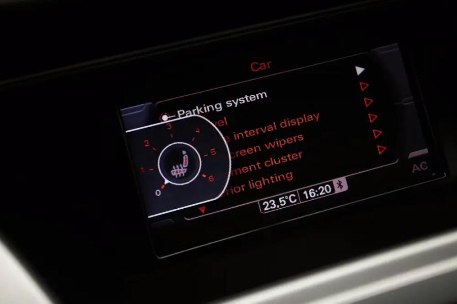 Black Audi A4 2010 in Jelgava, with an engine capacity of 2.00 L and mileage of 333 thousand km for 6350 €, photo 27 on AUTOMOTO.COM.LV