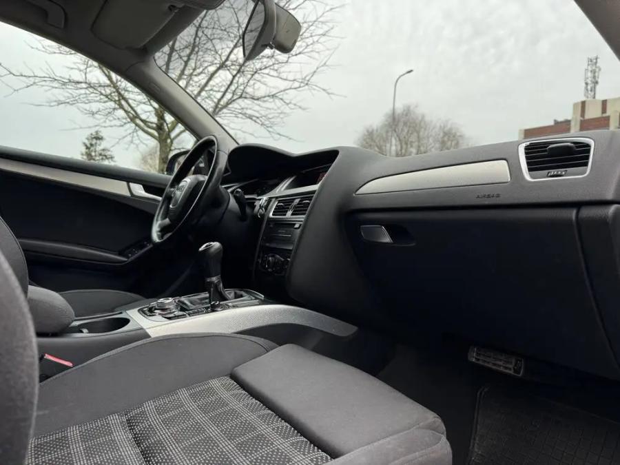Melns Audi A4 2010 Rīga, ar dzinēja tilpumu 2.00 L un nobraukumu 390 tūkst. km par 3990 €, foto 15 vietnē AUTOMOTO.COM.LV