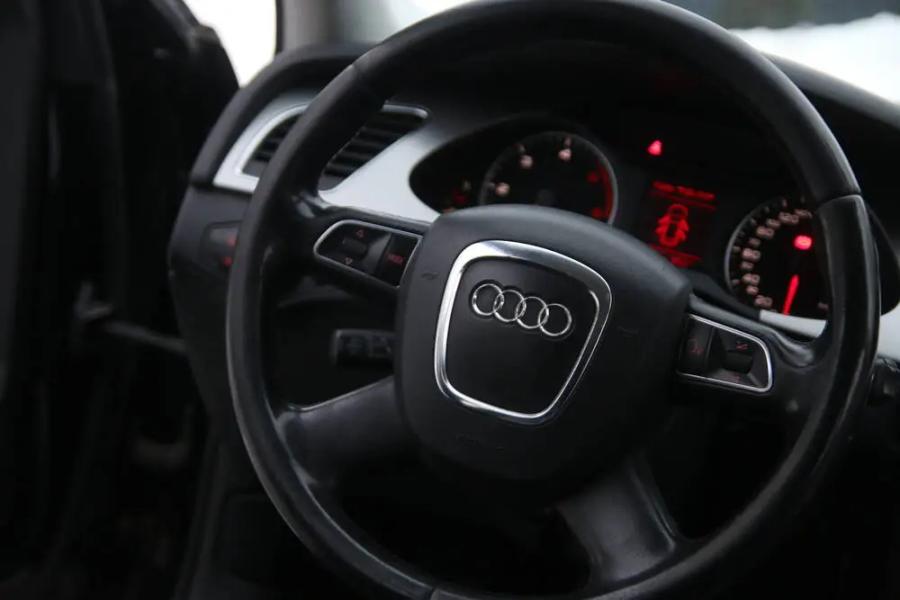 Melns Audi A4 2010 Rīga, ar dzinēja tilpumu 2.00 L un nobraukumu 340 tūkst. km par 4490 €, foto 13 vietnē AUTOMOTO.COM.LV