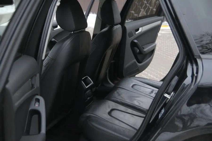 Melns Audi A4 2010 Rīga, ar dzinēja tilpumu 2.00 L un nobraukumu 340 tūkst. km par 4490 €, foto 17 vietnē AUTOMOTO.COM.LV