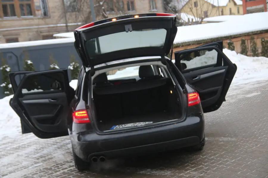 Melns Audi A4 2010 Rīga, ar dzinēja tilpumu 2.00 L un nobraukumu 340 tūkst. km par 4490 €, foto 20 vietnē AUTOMOTO.COM.LV