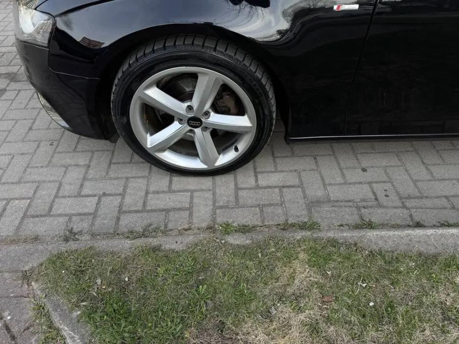 Black Audi A4 2010 in Riga, with an engine capacity of 2.00 L and mileage of 374 thousand km for 4990 €, photo 8 on AUTOMOTO.COM.LV