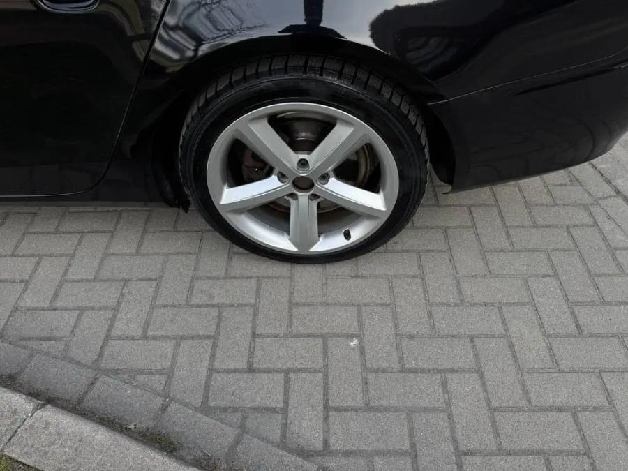 Black Audi A4 2010 in Riga, with an engine capacity of 2.00 L and mileage of 374 thousand km for 4990 €, photo 9 on AUTOMOTO.COM.LV