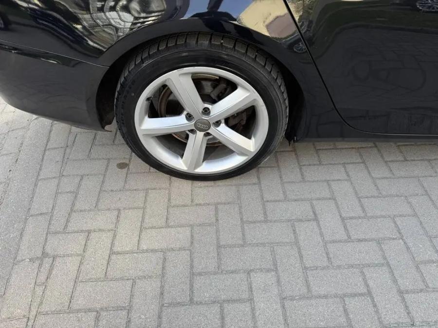 Black Audi A4 2010 in Riga, with an engine capacity of 2.00 L and mileage of 374 thousand km for 4990 €, photo 11 on AUTOMOTO.COM.LV